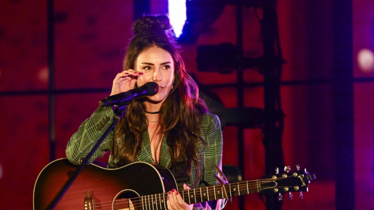 Aussie pop star Amy Shark smashes NRL during Gather Round show: ‘Screw ...