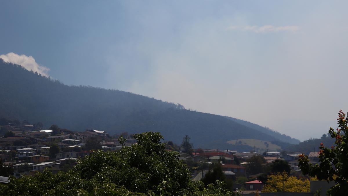 Emergency warnings issued as ‘out-of-control’ bushfires threaten ...