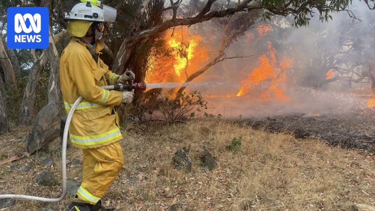 Properties under threat as uncontrolled Deep Creek bushfire burns south ...