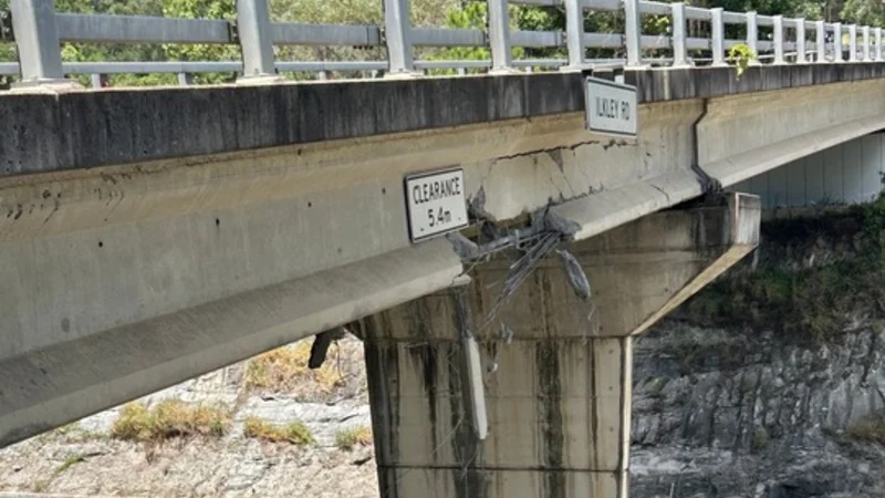 Bruce Highway closes after truck hits bridge - Australian Online News