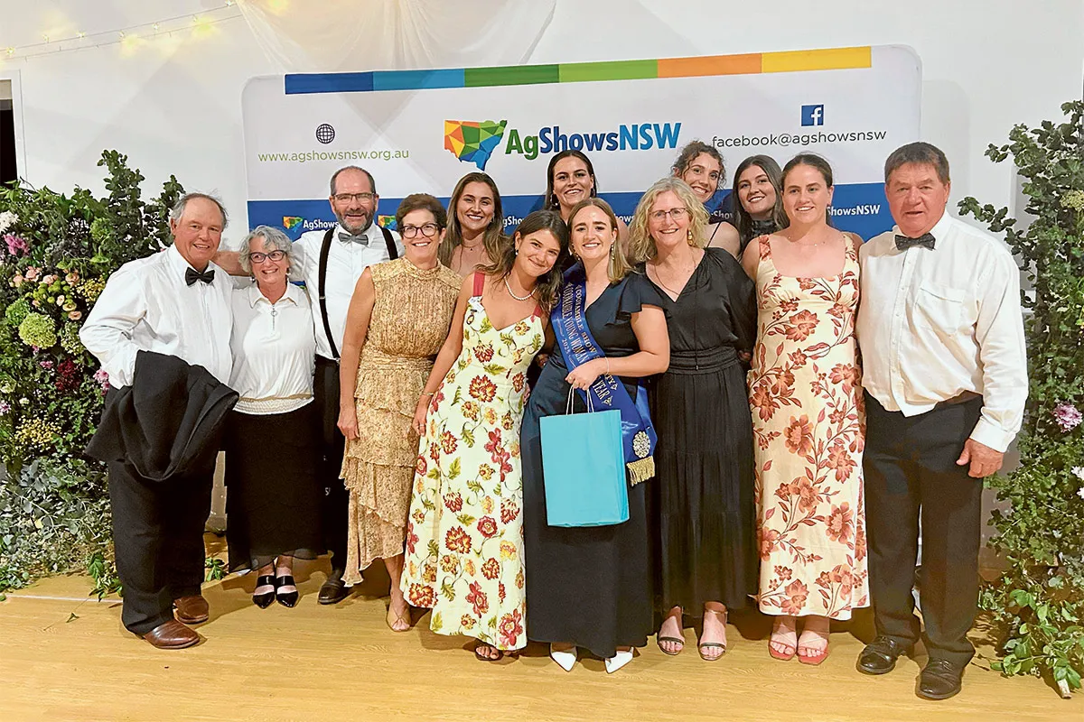 Angie and her entourage take Eugowra by storm - Australian Online News