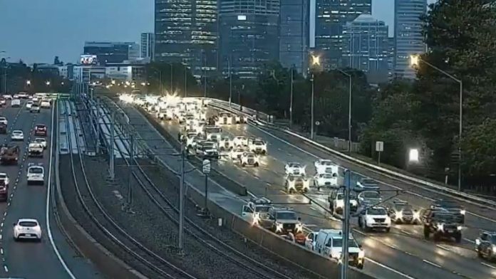 Perth traffic: Motorists crawling as crashes on Narrows, Tonkin Highway ...