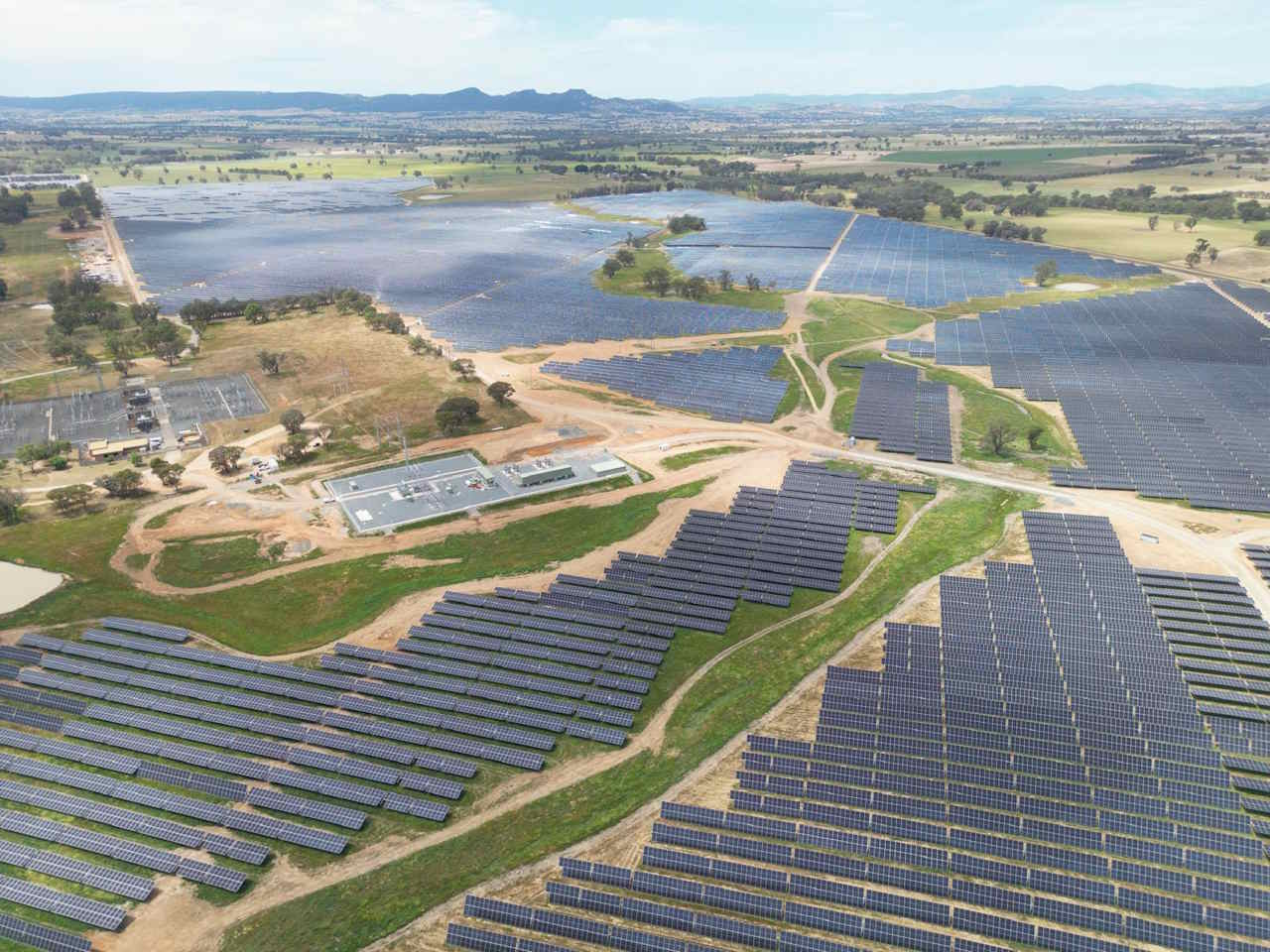 Two Telstra-contracted solar farms power up in two separate states ...